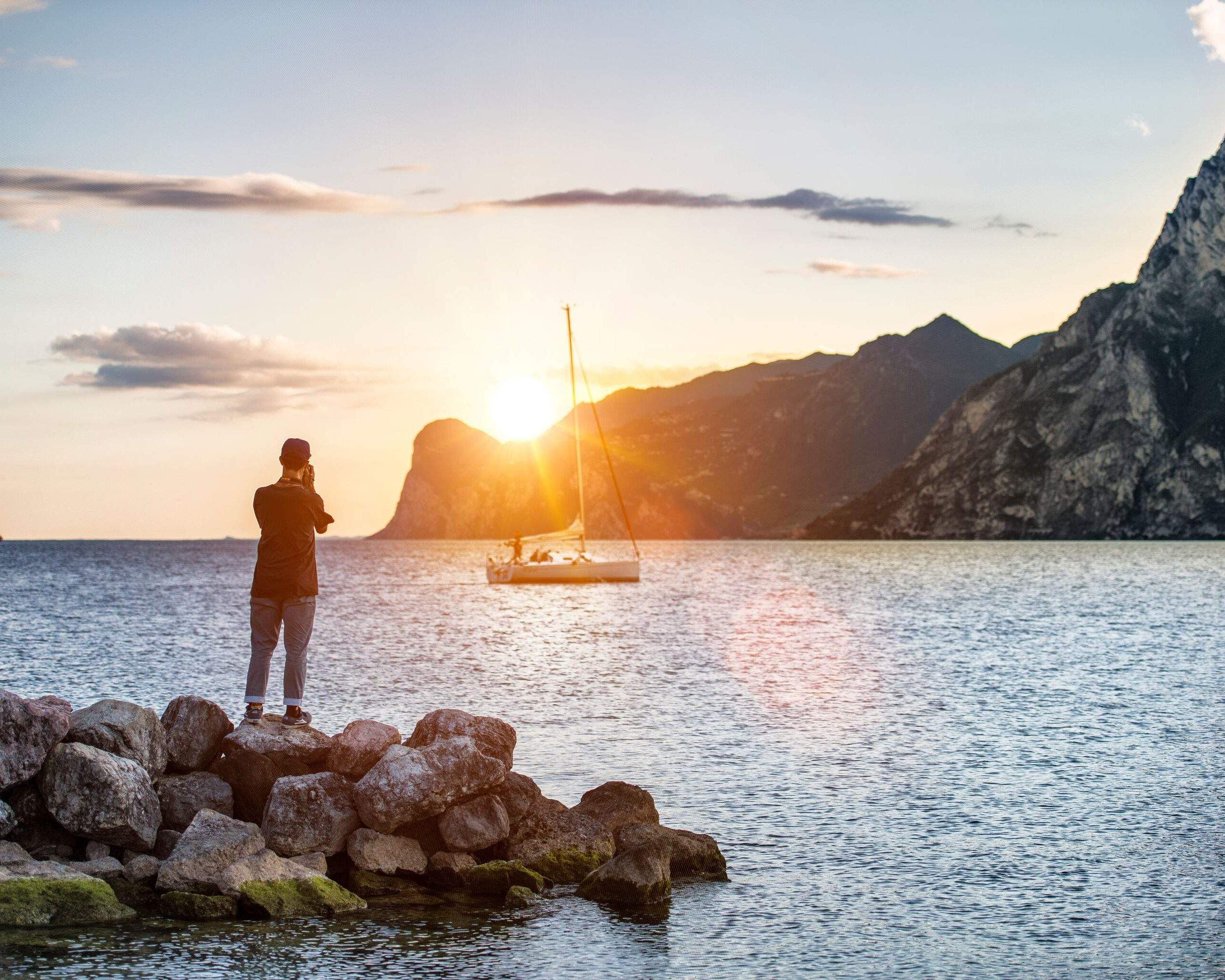 How to decide between Lake Como or Lake Garda in Italy - KAYAK